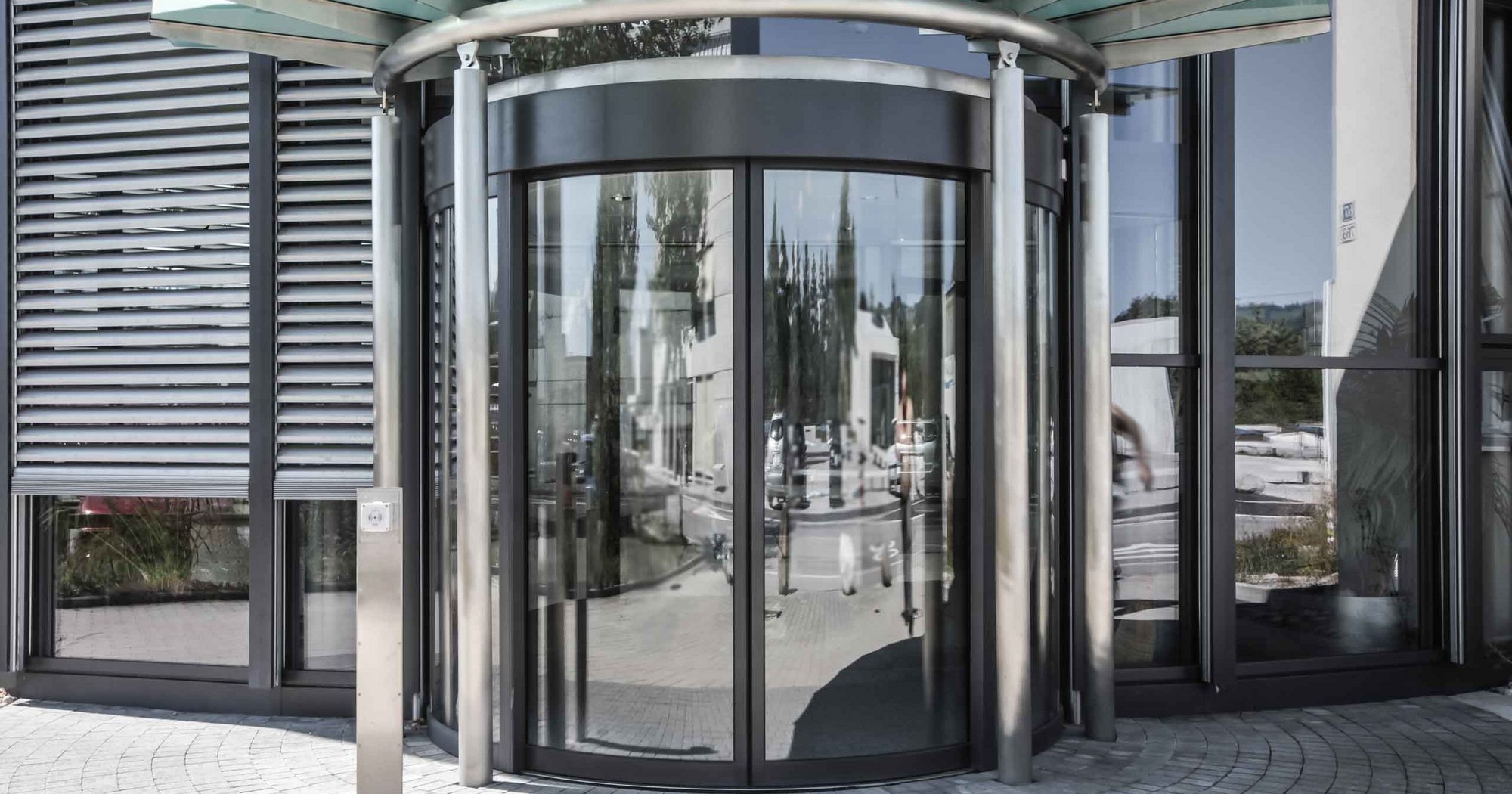 Elegant curved sliding doors | Gilgen Door Systems | Switzerland